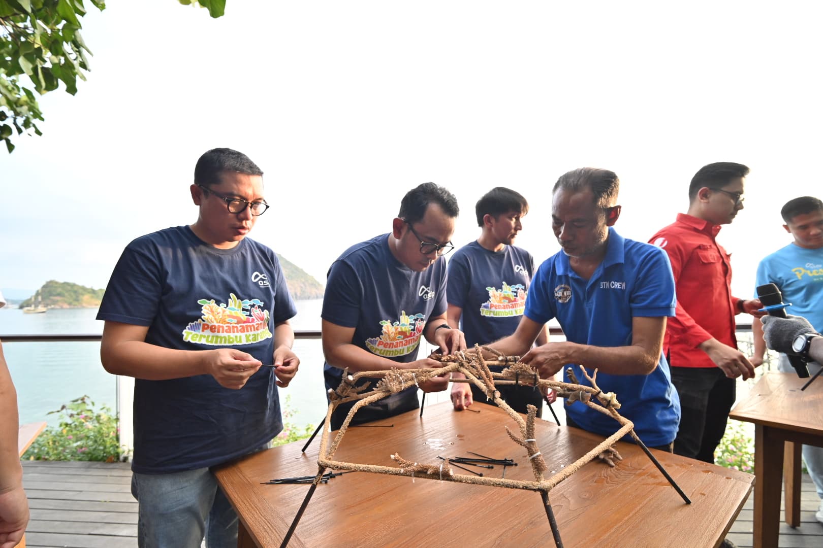 Jaga Ekosistem Laut, ASDP Tanam 30 Media Terumbu Karang di Surga Bawah ...